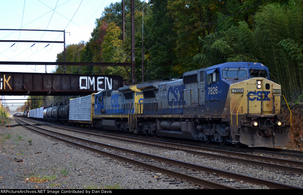 CSX C40-8W 7826 leads Q417-15